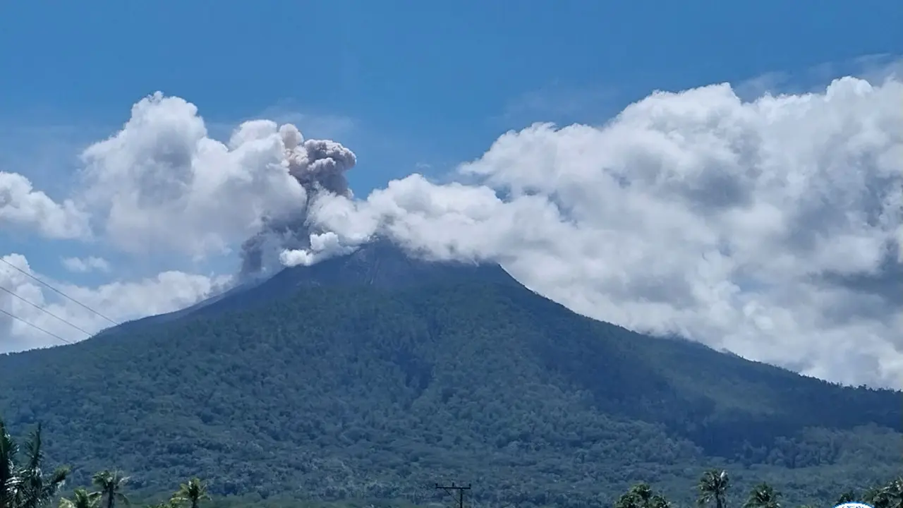 Gunung Lewotobi Laki-Laki Erupsi, Semburkan Abu Vulkanik Setinggi 700 Meter - Regional Liputan6.com