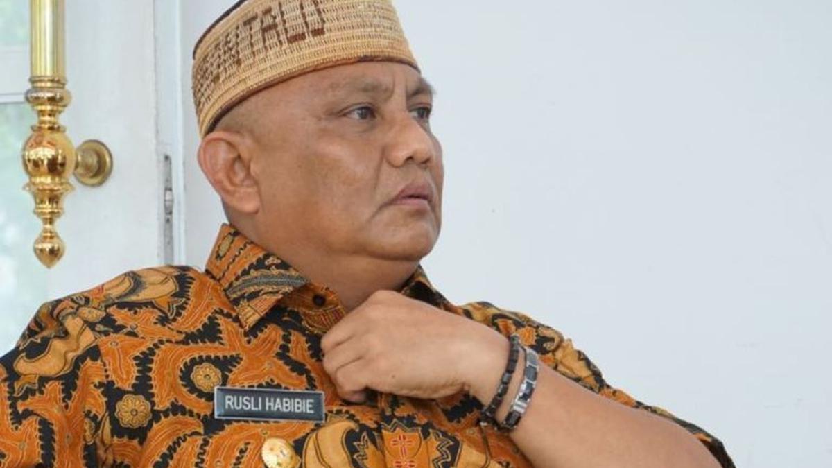 Awas, Guru yang Merokok di Sekolah akan Dimutasi Sejauh Mungkin
