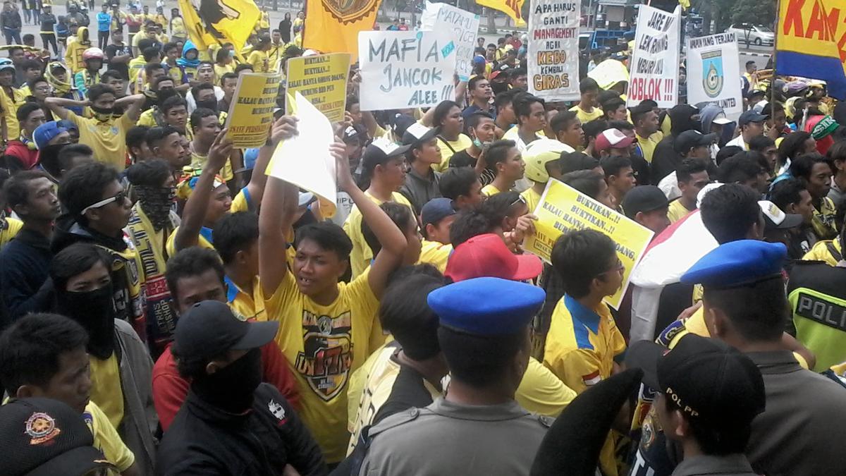 Alasan Ultras Demo Desak Manajemen Persegres Dirombak - Indonesia Bola.com