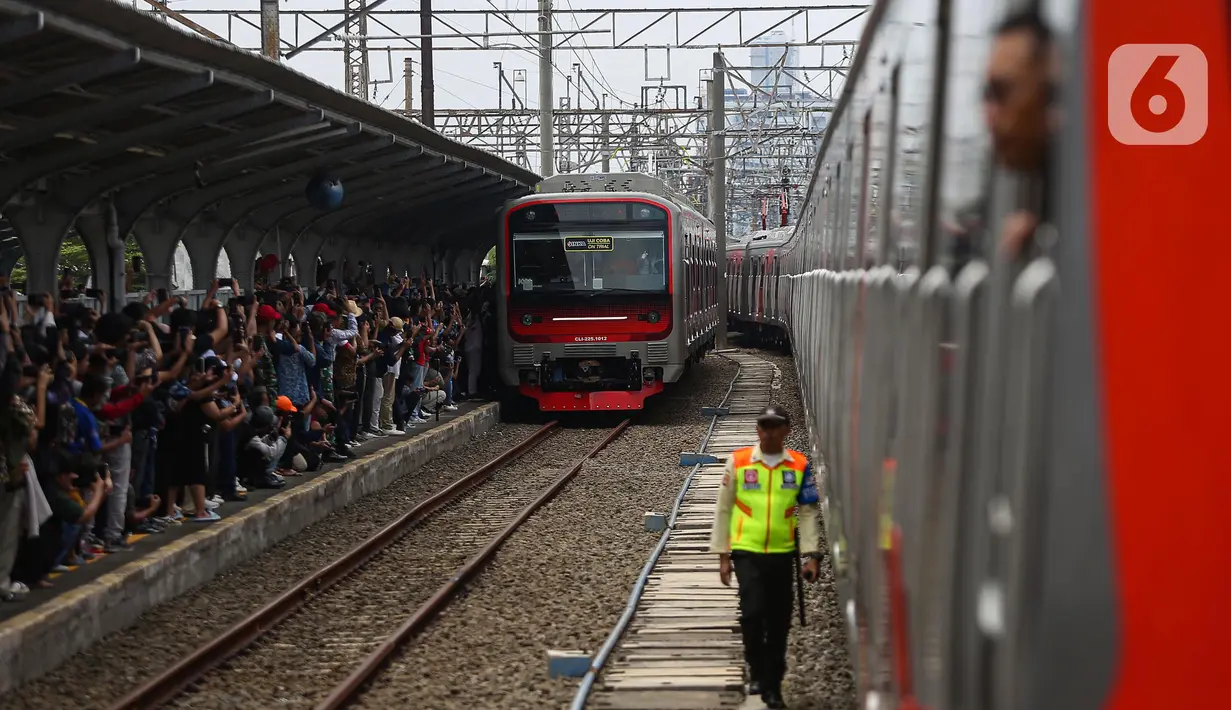 Antusiasme Warga Saksikan Parade Napak Tilas 100 Tahun Operasional KRL ...