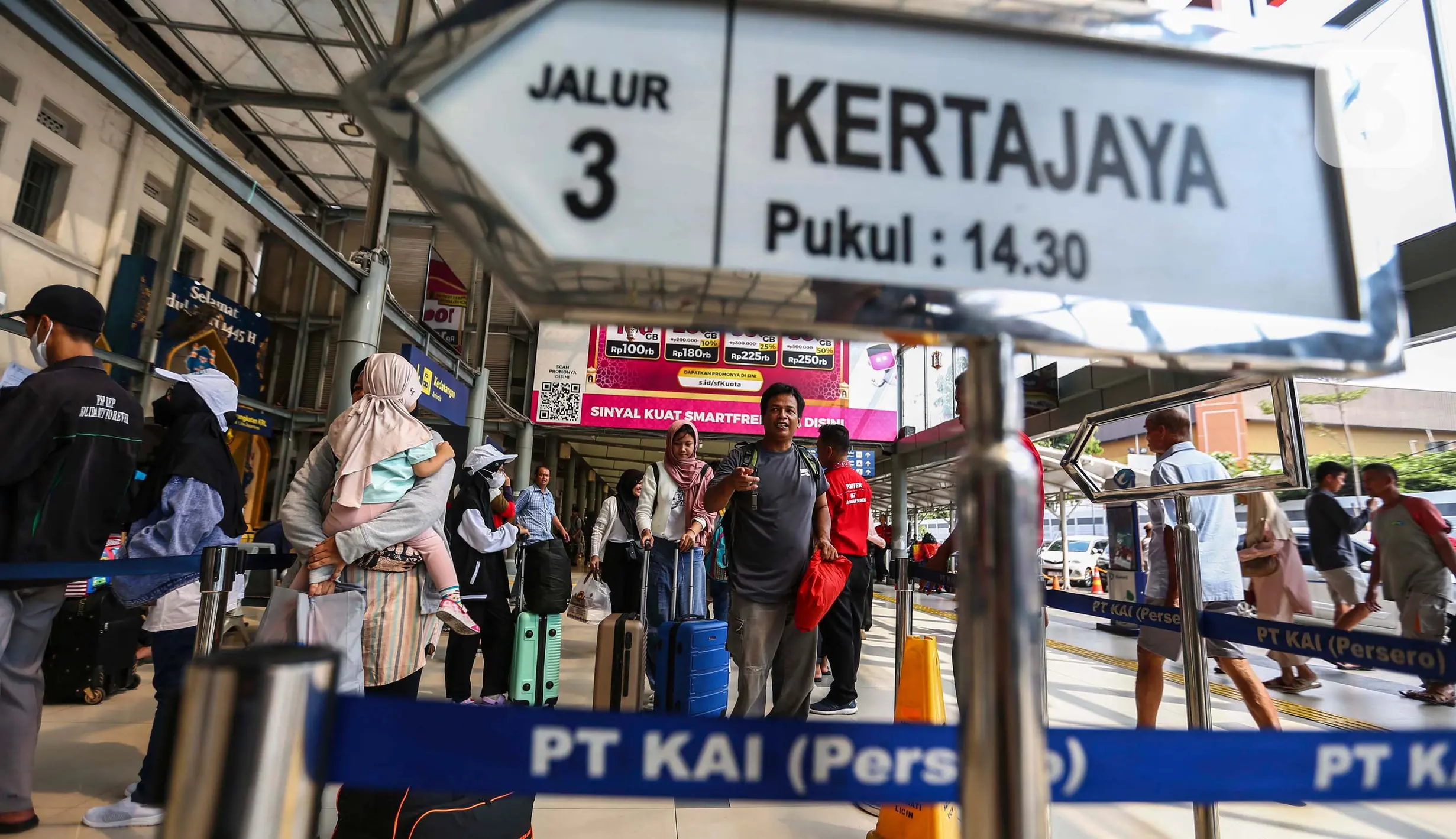 Sepekan Jelang Lebaran, Stasiun Pasar Senen Diserbu Pemudik - Foto ...