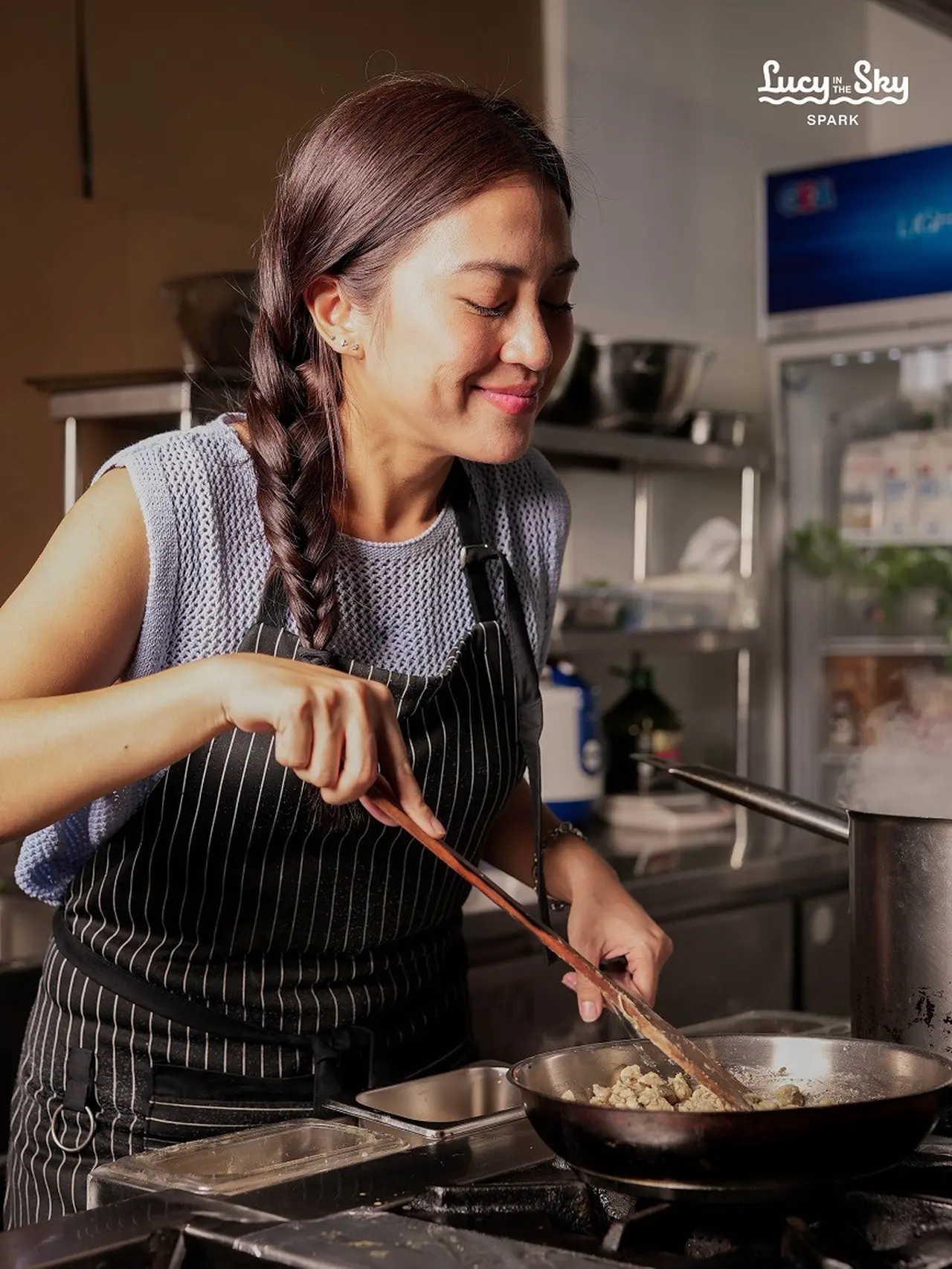 Hobi Masak, Tyna Dwi Jayanti Hadirkan Mie Ayam Andalannya di Lucy In ...