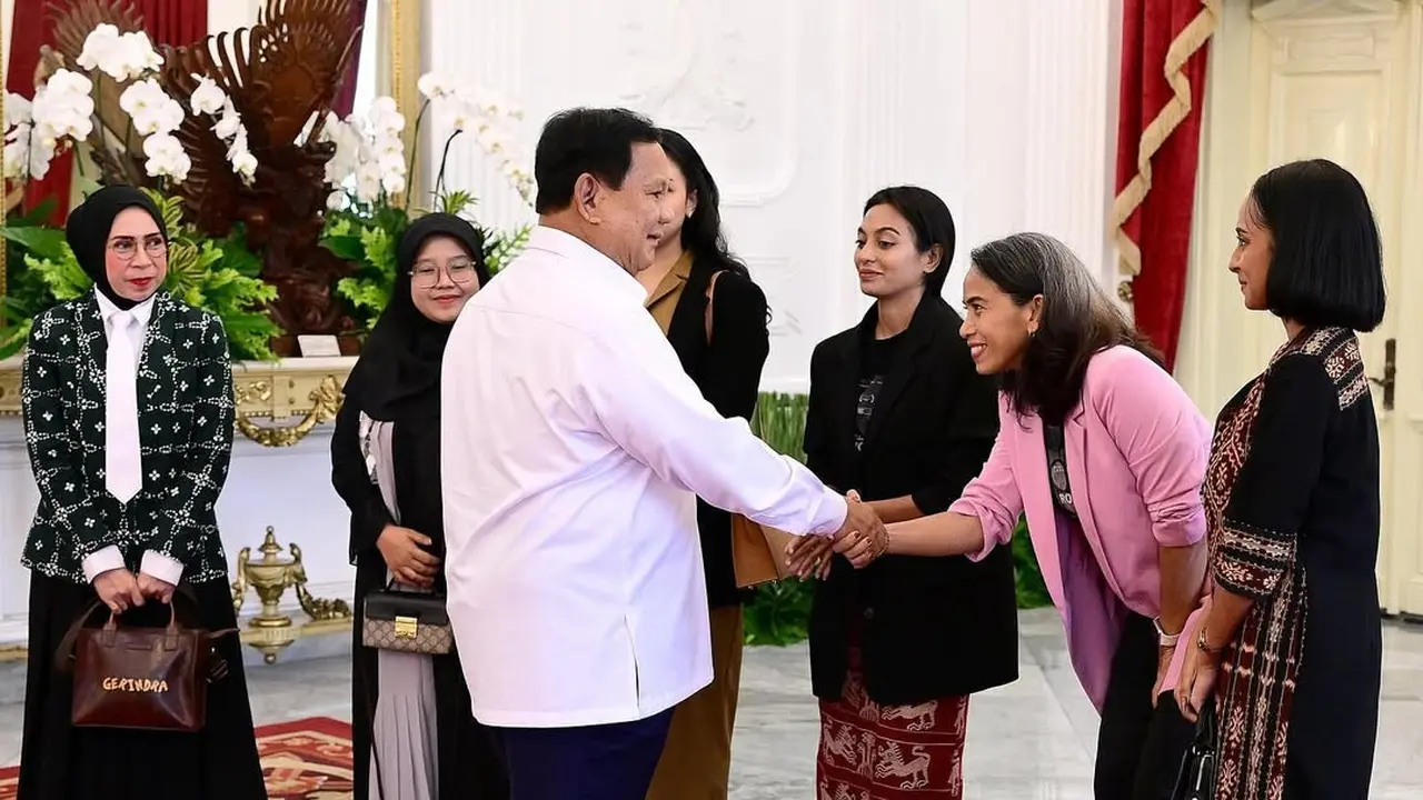 6 Potret Prabowo Ketemu Melly Goeslaw dan Tim Film Women from Rote ...