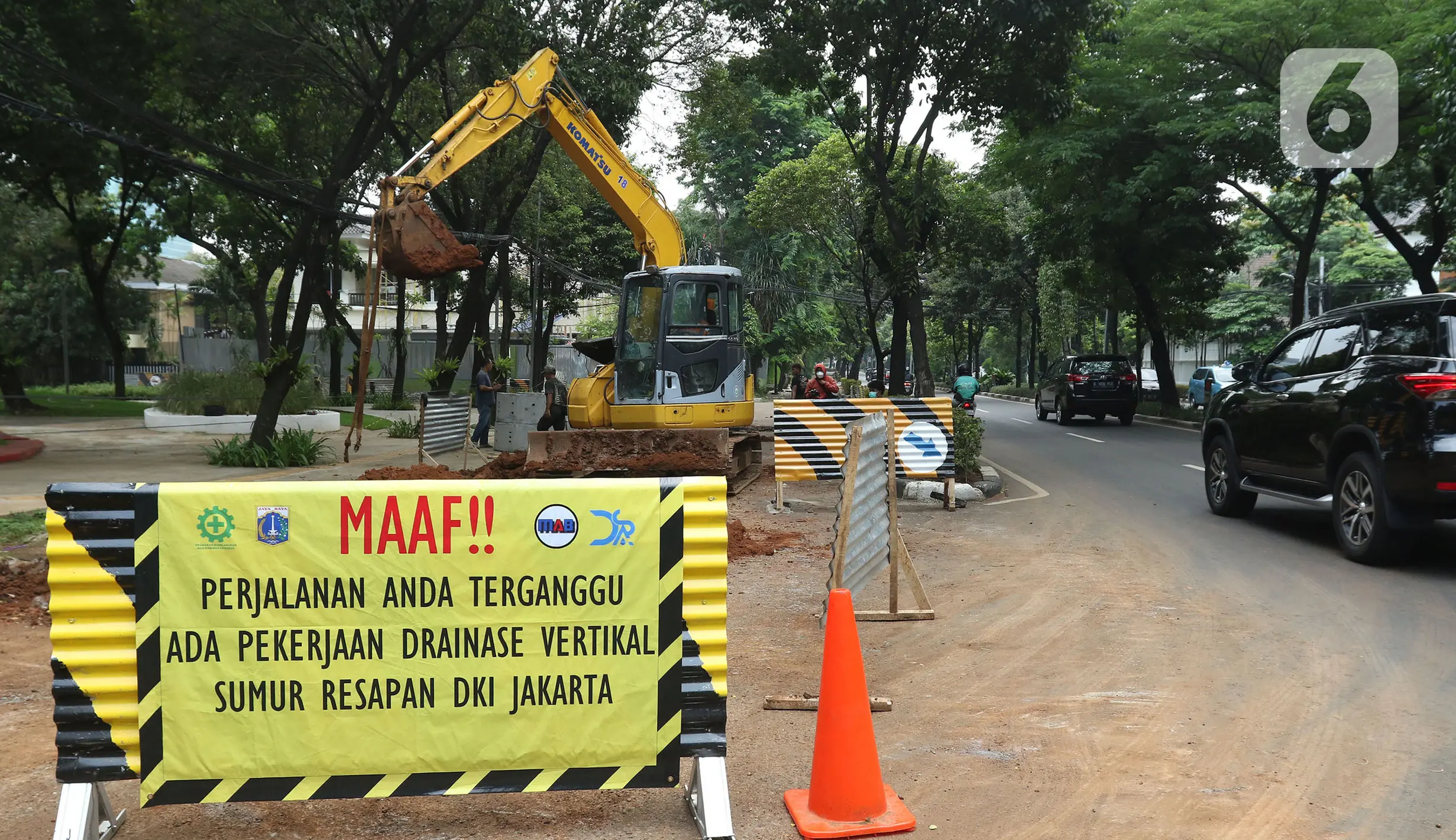 FOTO: Pengerjaan Sumur Resapan di Kebayoran Baru - Foto Liputan6.com