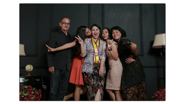 Jarang Terekspos, Ini 7 Potret Kebersamaan Paula Verhoeven dan Ayah ...