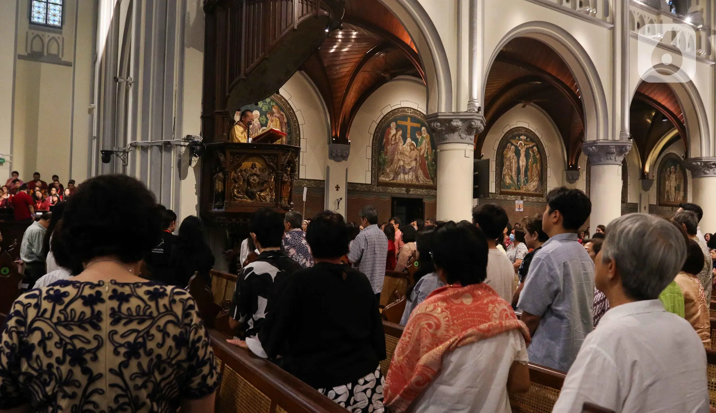 Khidmat, Misa Malam Natal di Gereja Katedral Jakarta - Foto Liputan6.com
