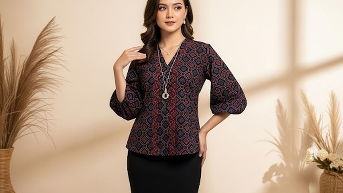 11 Model Blouse Batik Terbaru untuk Wanita Aktif dan Stylish, Sesuai ...