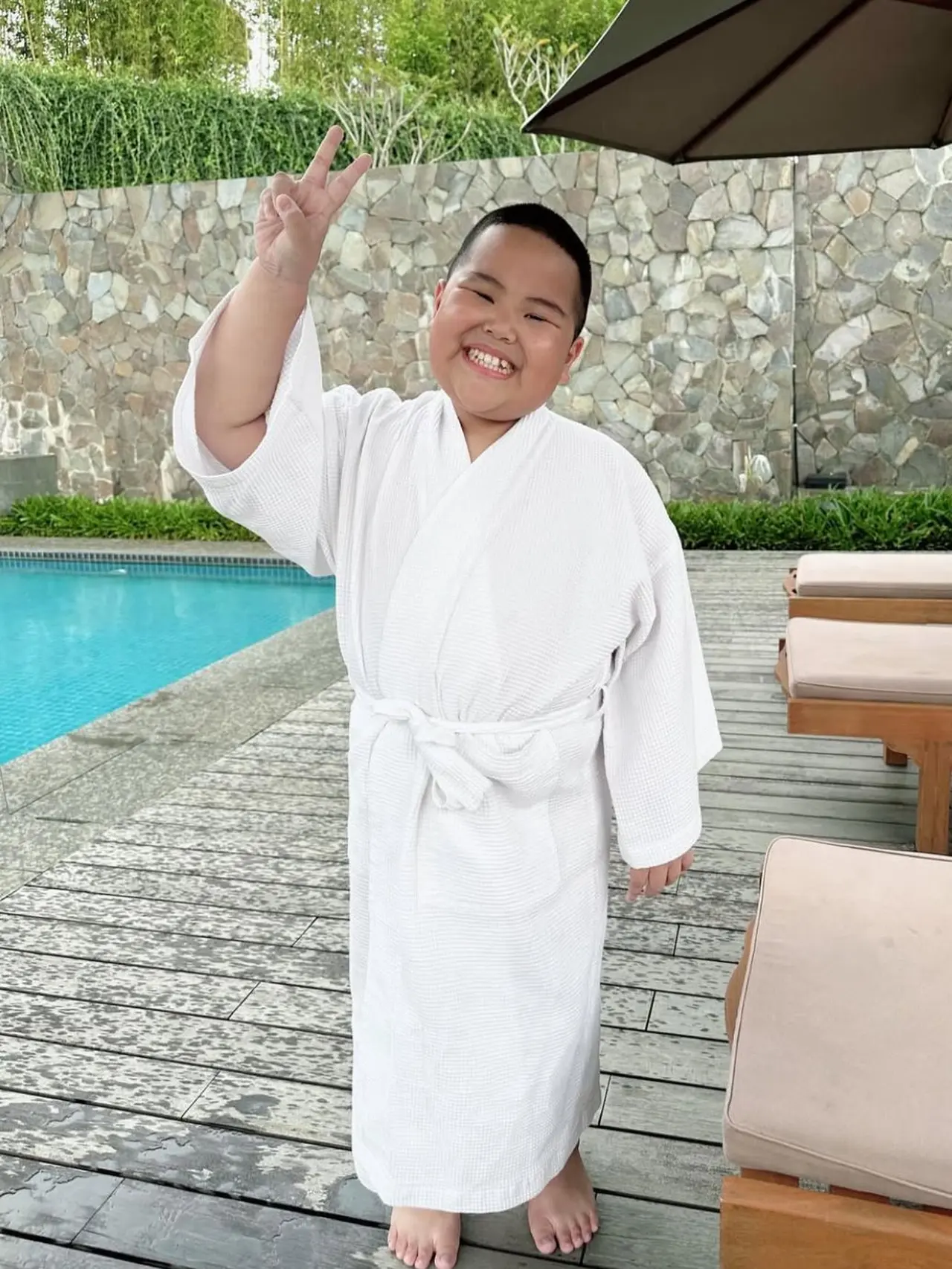 6 Penampilan Terkini Tatan Bocah Lucu yang Viral Stiker WhatsApp, Bikin ...