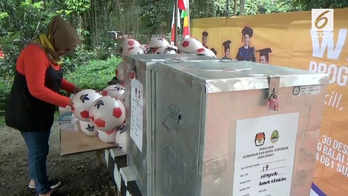 VIDEO: Unik, TPS Dihias Bertema Piala Dunia - Bola Liputan6.com