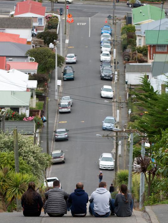 PHOTO: Sensasi Menapaki Jalan Paling Curam di Dunia - Foto Liputan6.com
