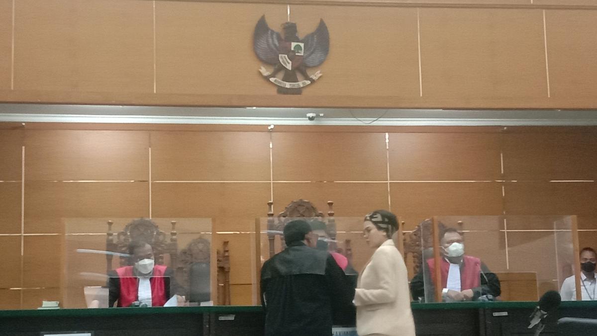 Nikita Mirzani Menangis Saat Bacakan Eksepsi, Teringat Ketiga Anaknya - News Liputan6.com