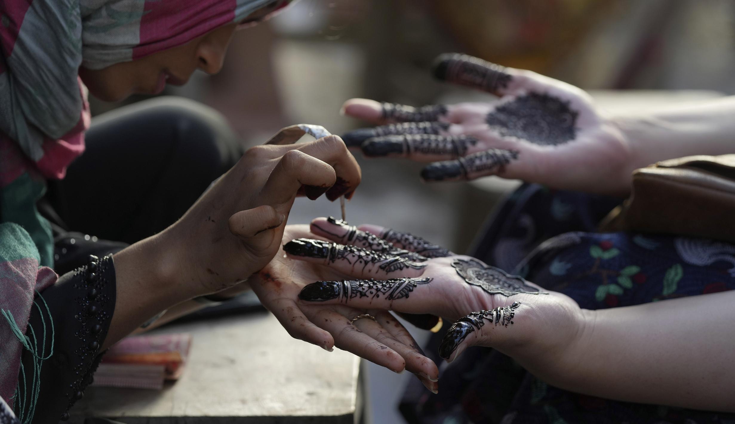 Tradisi Perempuan Pakistan Sambut Lebaran Idul Fitri Menghias Tangan ...