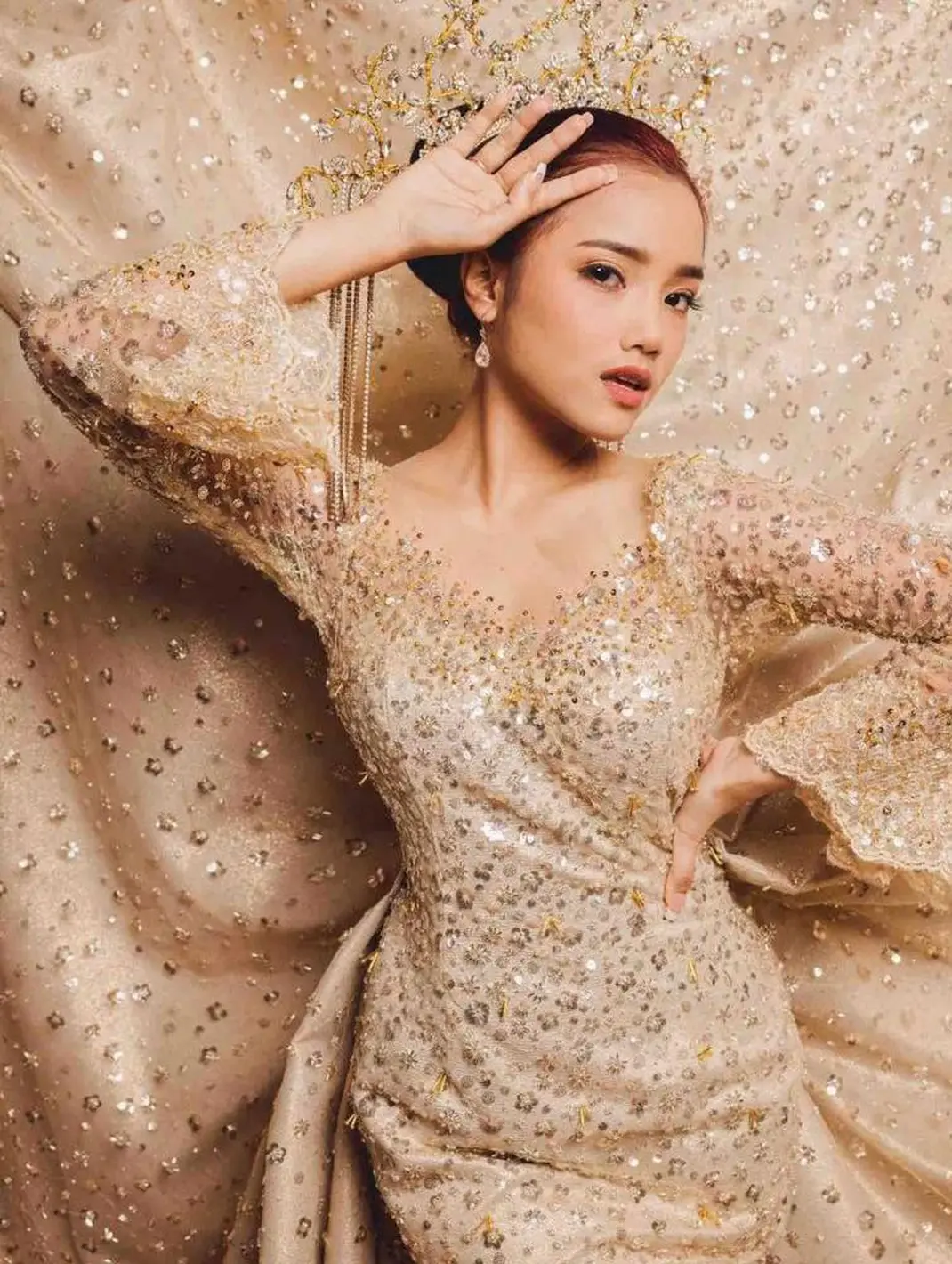 6 Potret Fuji Kenakan Gaun Pengantin di Pemotretan Terbaru, Sempat ...