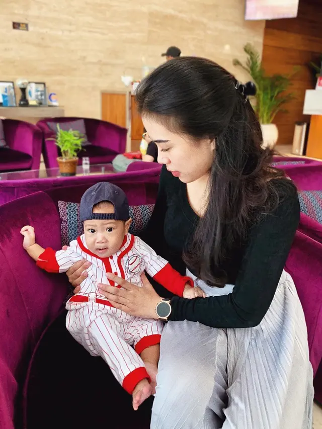 Sudah Jadi Ibu, Ini 6 Potret Zevana Idola Cilik Momong Buah Hati ...