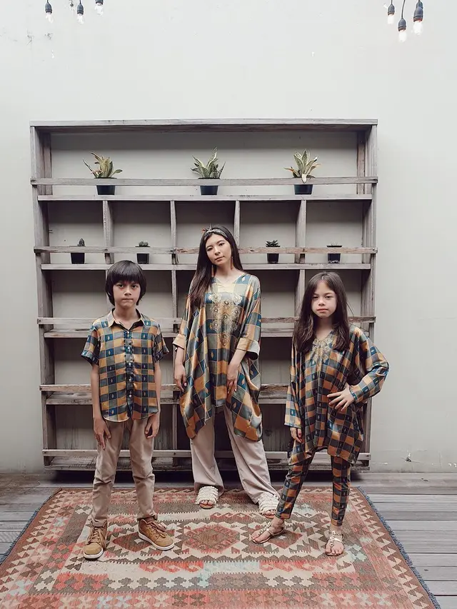 Beda Ayah, Ini 6 Potret Kekompakan Ketiga Anak Wulan Guritno