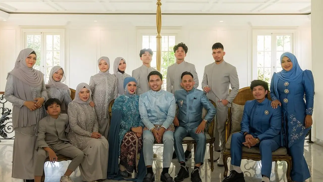 6 Potret Tampilan Keluarga Besar di Acara Lamaran Thariq Halilintar dan Aaliyah Massaid, Aurel ...