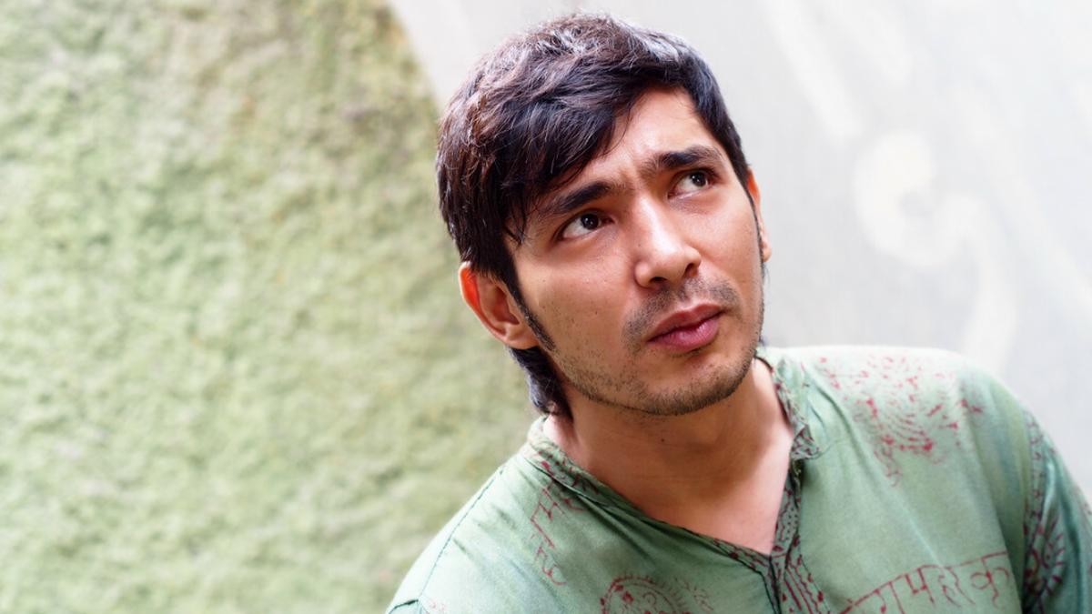 Abimana Aryasatya Perankan Wartawan di Film Terbaru - ShowBiz Liputan6.com