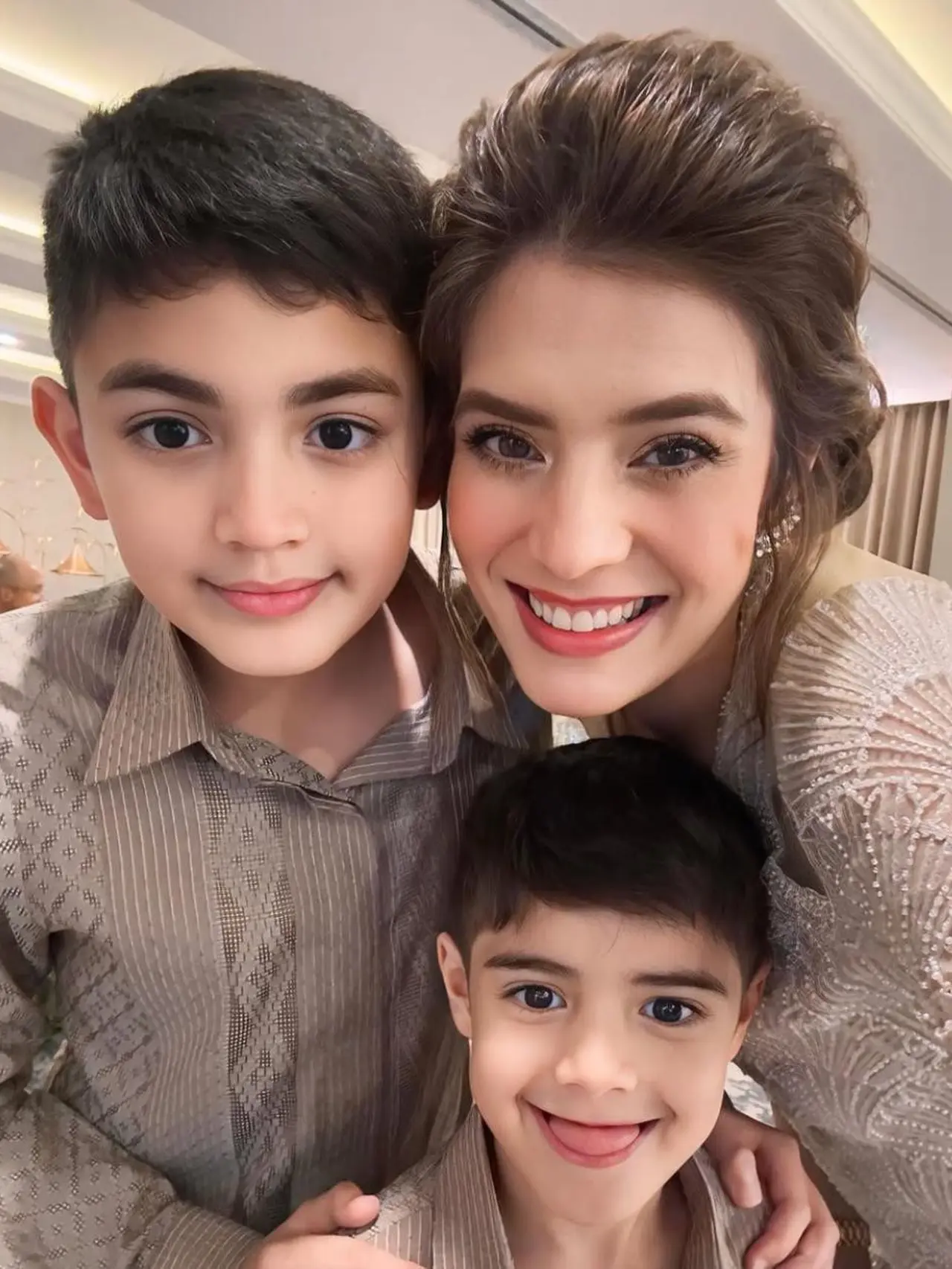 7 Potret Hangat Keluarga Carissa Puteri di Pertunangan Shalva Rizaldi ...