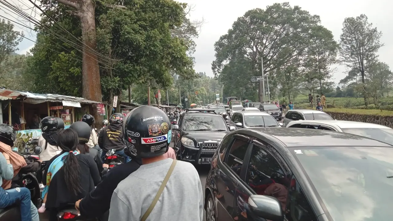 Jalur Puncak Bogor Arah Jakarta Macet Parah, Ini Penampakannya - News Liputan6.com