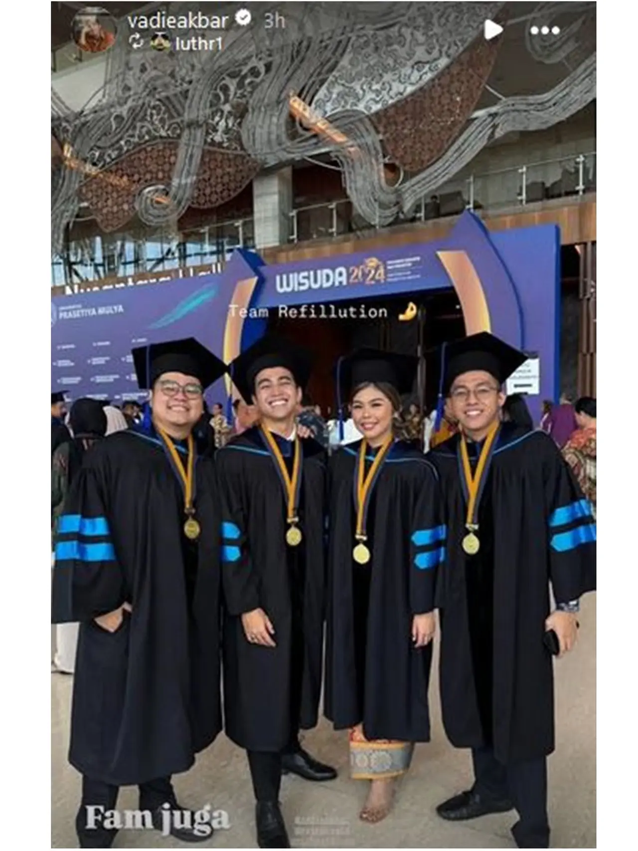 6 Potret Wisuda Vadi Akbar Adik Vidi Aldiano, Raih Gelar Master - Hot ...
