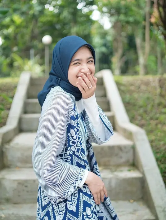 Pesona Cut Syifa Pakai Hijab Warna Biru Berbagai Gaya, Makin Manis dan ...