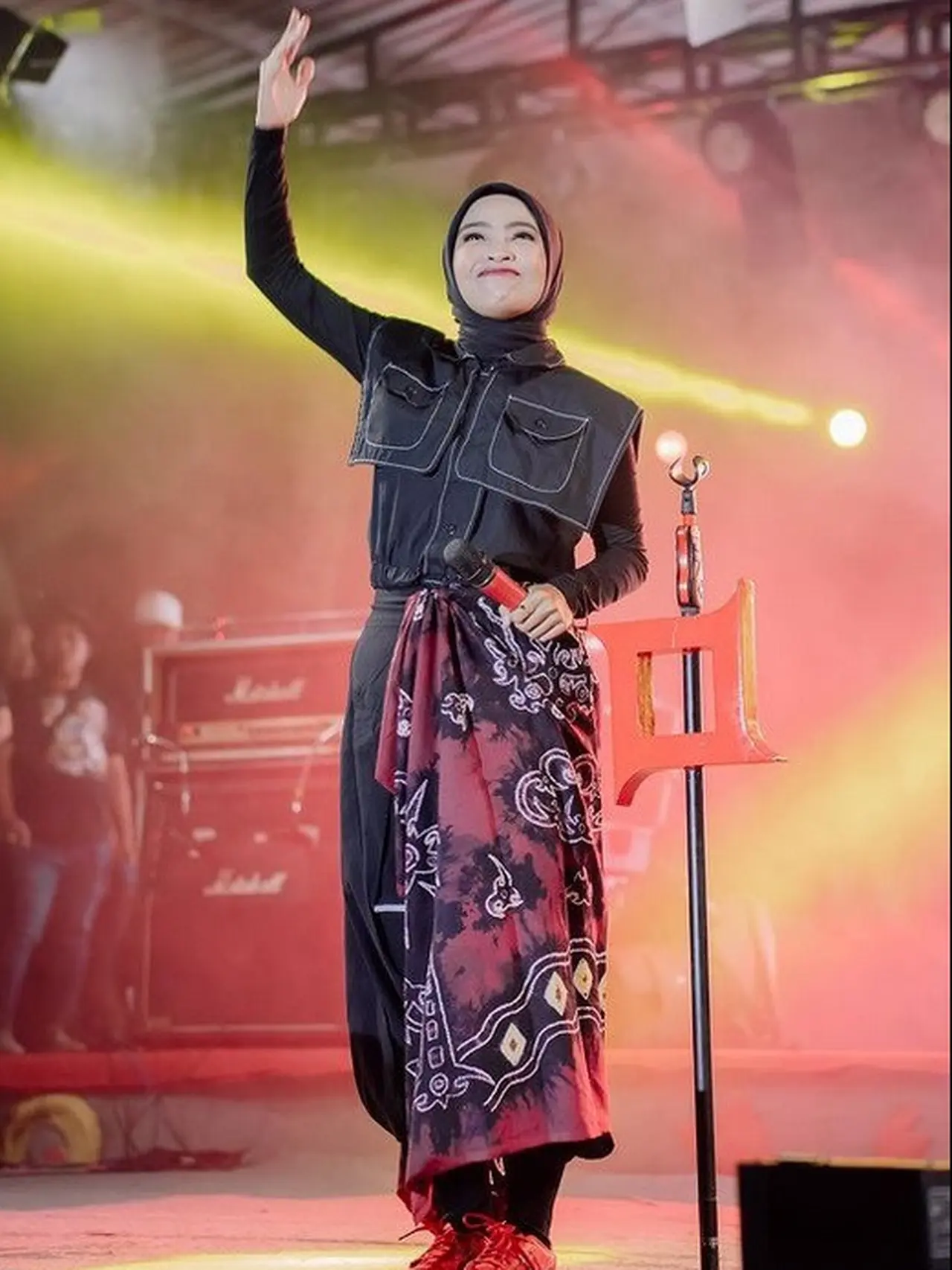 Disebut Mirip Pembantu, Ini 8 Pesona Tantri di Atas Panggung yang Karismatik - Hot Liputan6.com