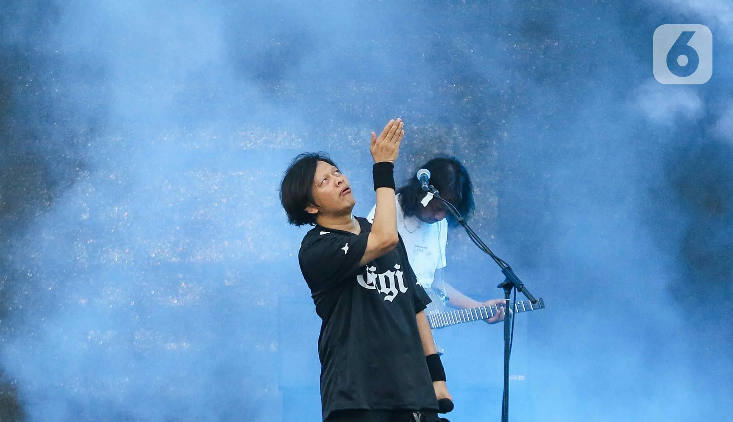 Tampil Energik, GIGI Hentak Panggung District Synchronize Fest 2024 - Foto Liputan6.com