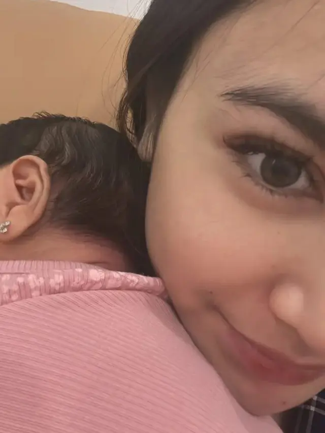 6 Potret Baby Selina Digendong Keluarga, Momen Bahagia Kelahiran Cucu ...