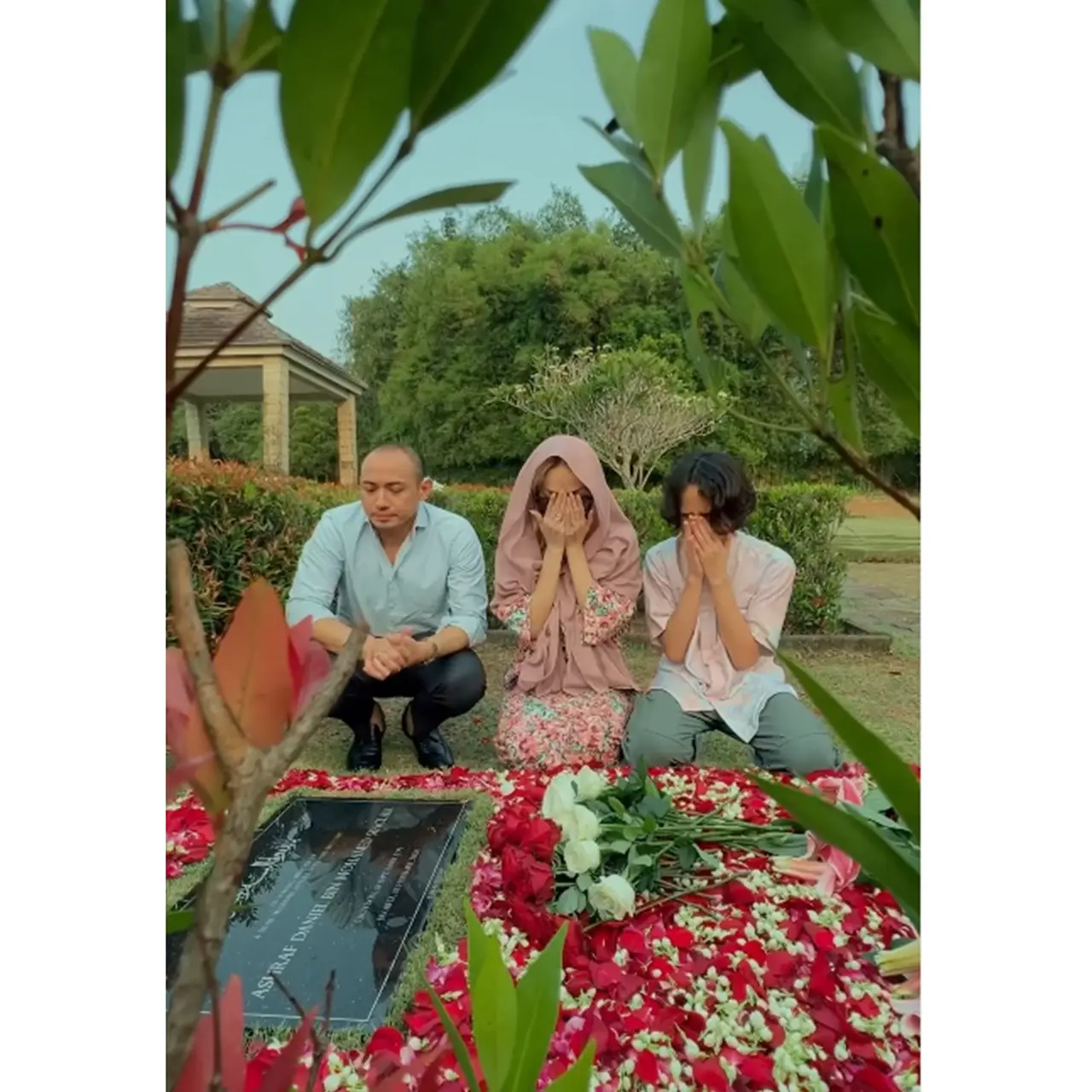 6 Potret Tiko Aryawardhana Ziarah ke Makam Ashraf Sinclair di Tepat Hari Ultahnya - Hot Liputan6.com