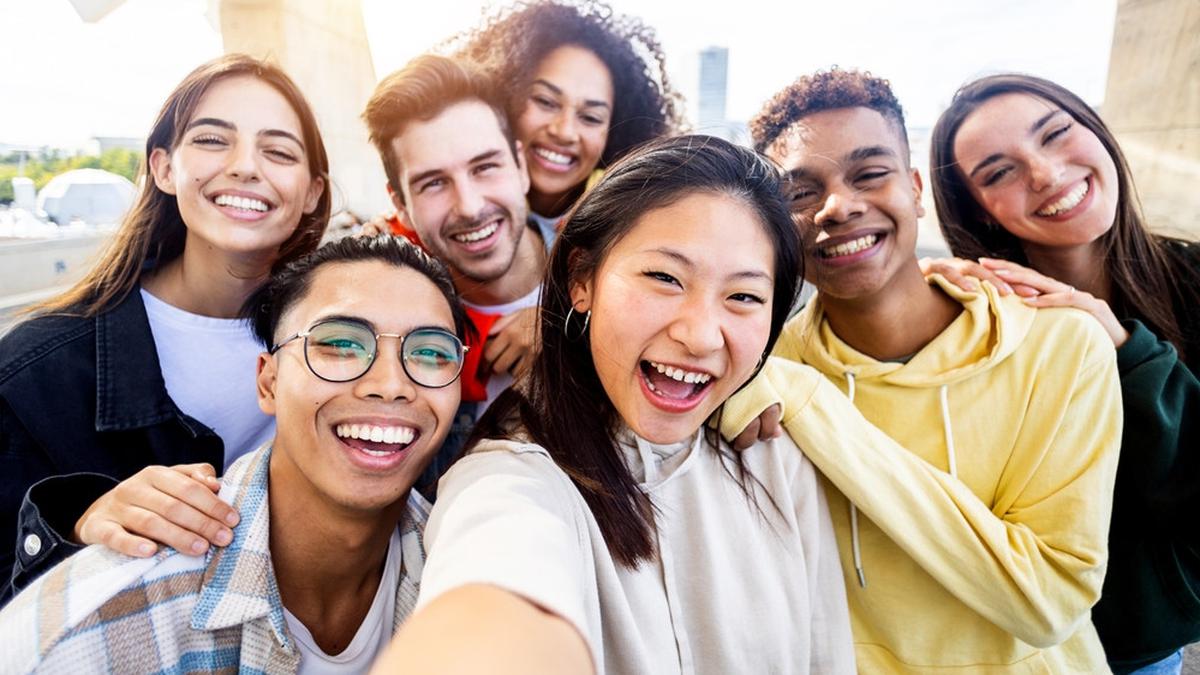 5 Zodiak yang Jadi Duta Persahabatan karena Punya Paling Banyak Teman ...