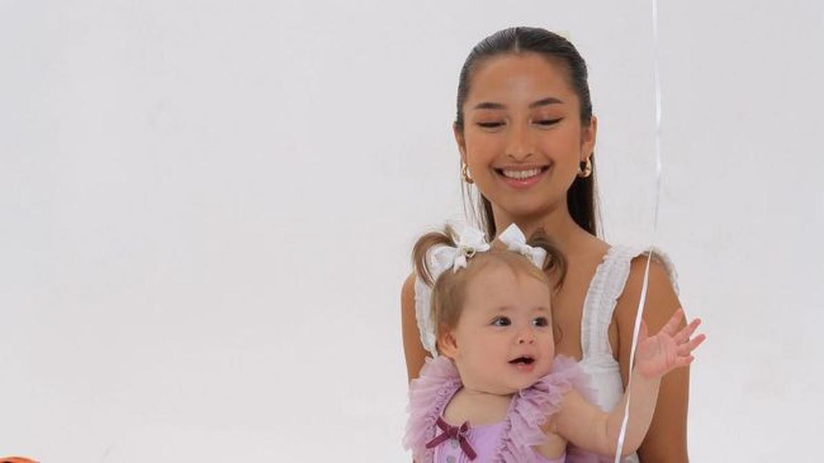 5 Potret Jennifer Coppen Asuh Baby Kamari Sang Bidadari Papa Dali, Cantik bak Kakak Beradik ...