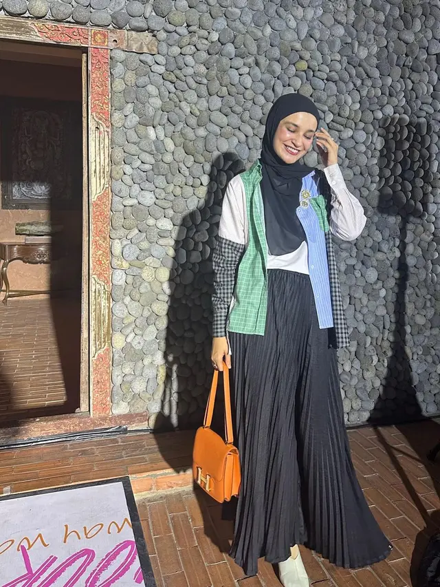 Padu Padan Rok Plisket Untuk Outfit Berhijab yang Cocok Untuk ...