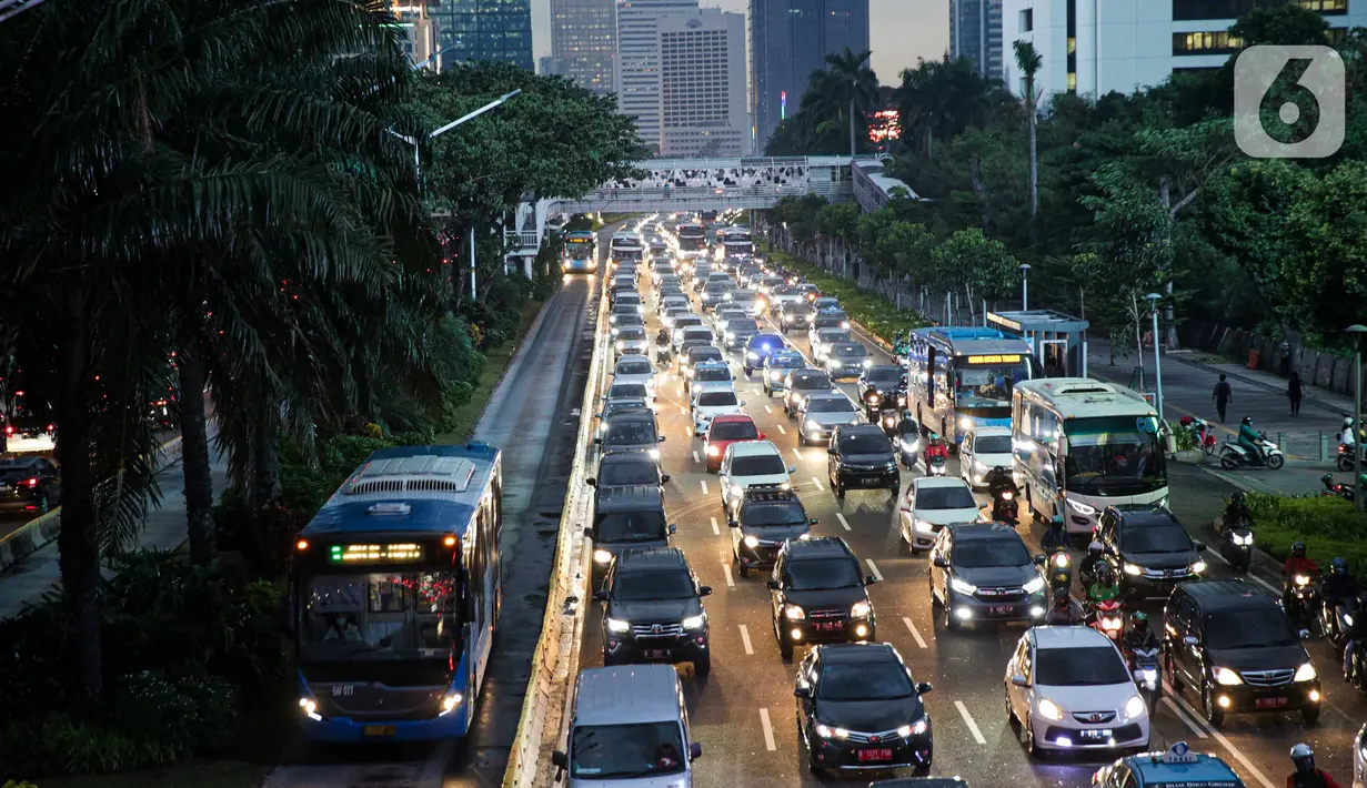 FOTO: Usai Hujan, Terbitlah Macet di Ibu Kota - Foto Liputan6.com