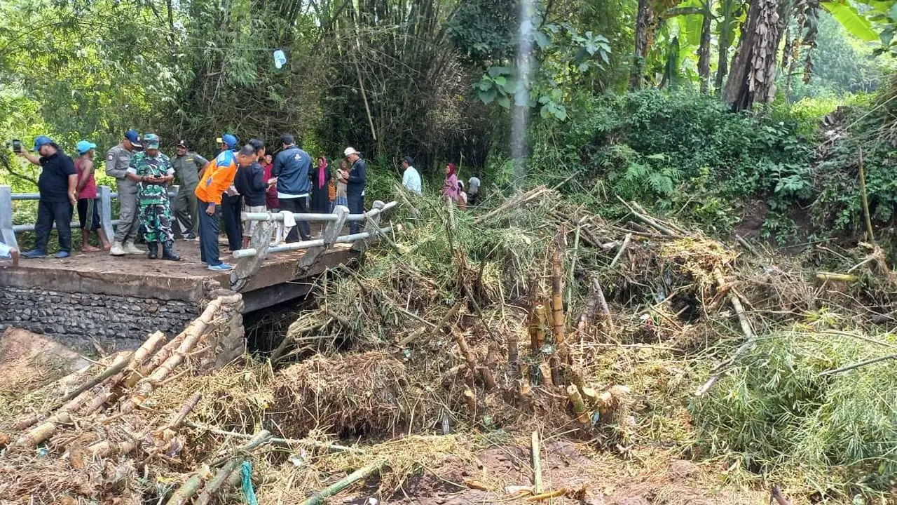 Jembatan Penghubung Antar Desa di Probolinggo Rusak Akibat Diterjang Banjir - Surabaya Liputan6.com