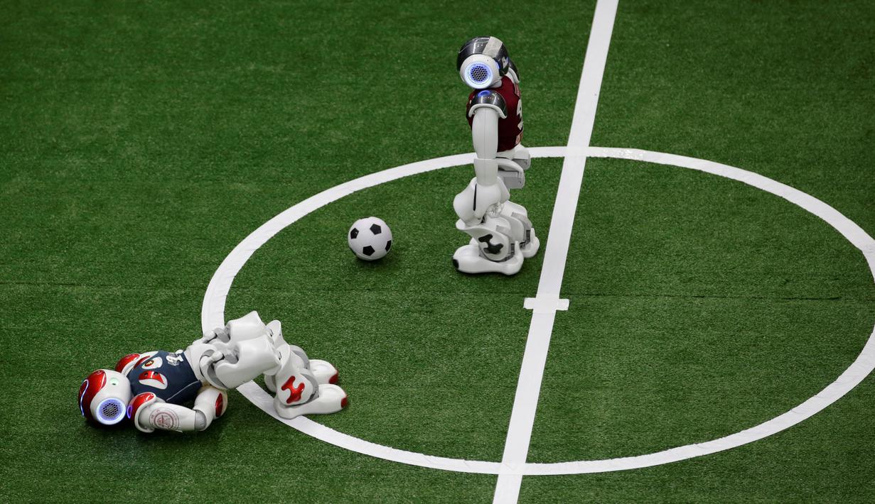 FOTO: Aksi Seru Para Robot Saat Bermain Sepak Bola - Foto Liputan6.com