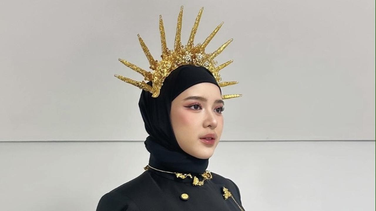 6 Potret Tiara Andini Memesona dengan Hijab dan Kebaya Janggan Modifikasi di Pembukaan PON Aceh