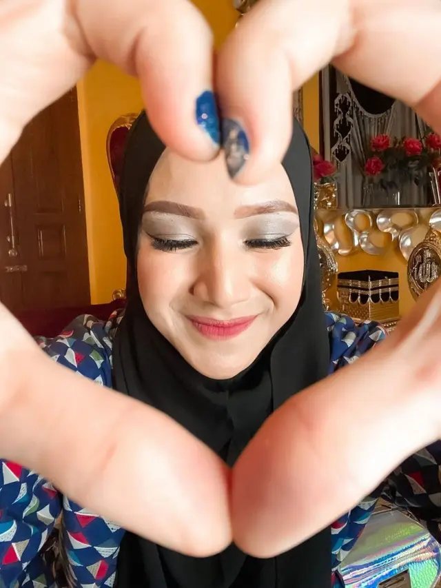 Biasa Natural, Ini 6 Potret Indri Giana Pakai Makeup Tebal yang Bikin Pangling - Hot Liputan6.com