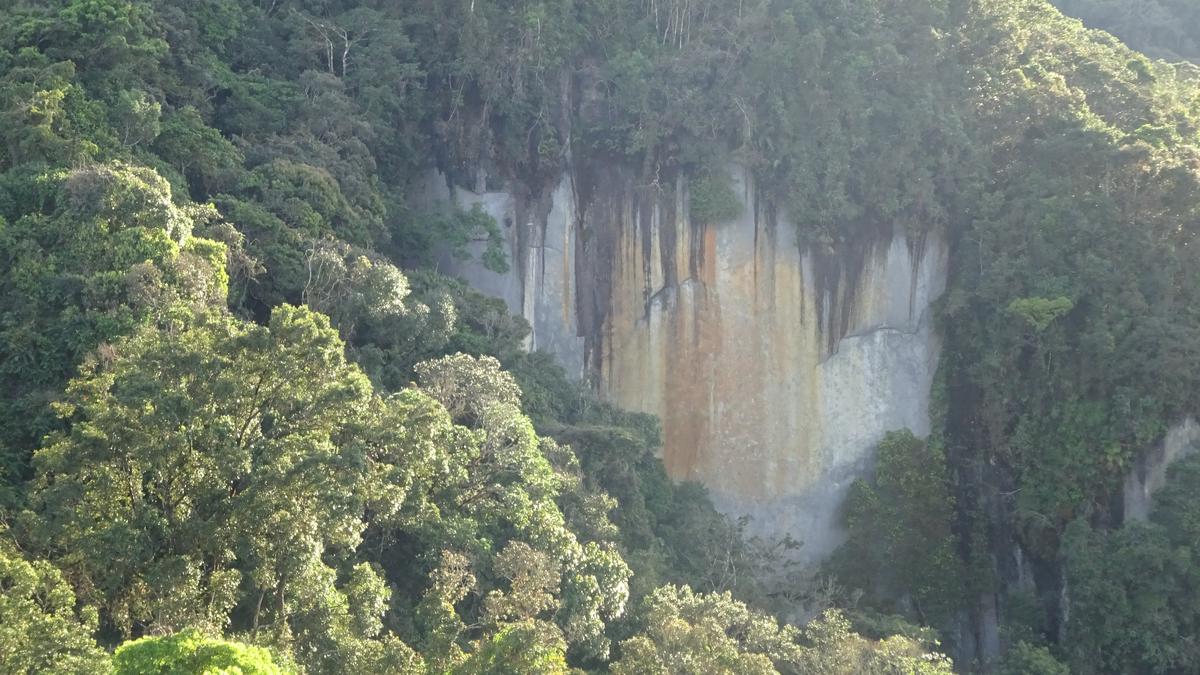 6 Fakta Menarik Gunung Batu Putih di Perak Malaysia dengan Pemandangan ...