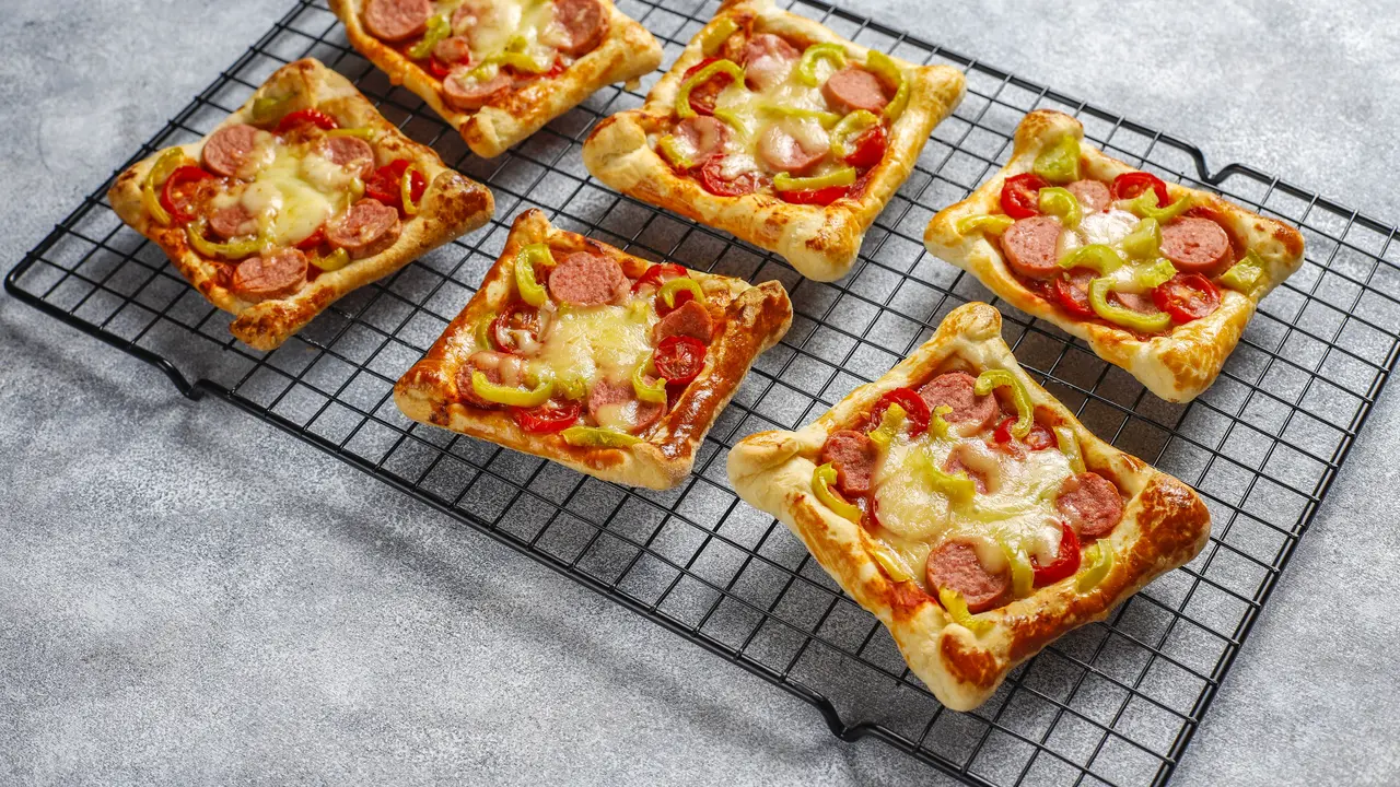 Cara Membuat Pizza Mini Roti Tawar Isi Sosis, Autentik dan Lezat