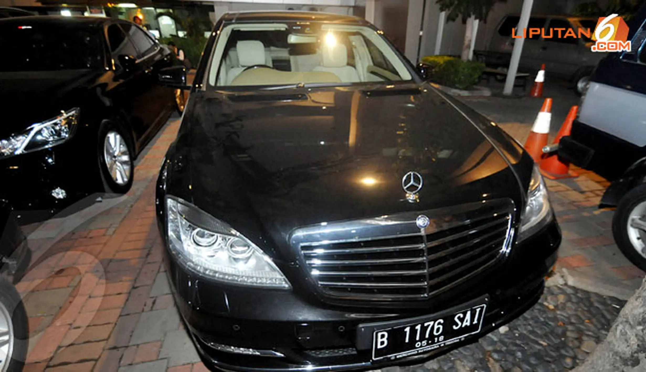 KPK Angkut Mobil Mewah Akil Mochtar - Foto Liputan6.com