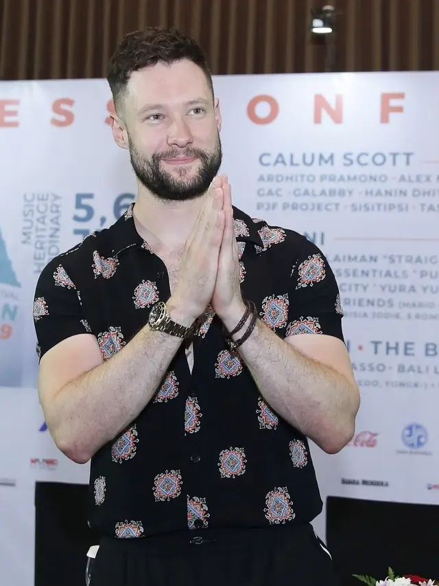 Calum Scott Bawa Bendera Merah Putih di Panggung Prambanan Jazz ...