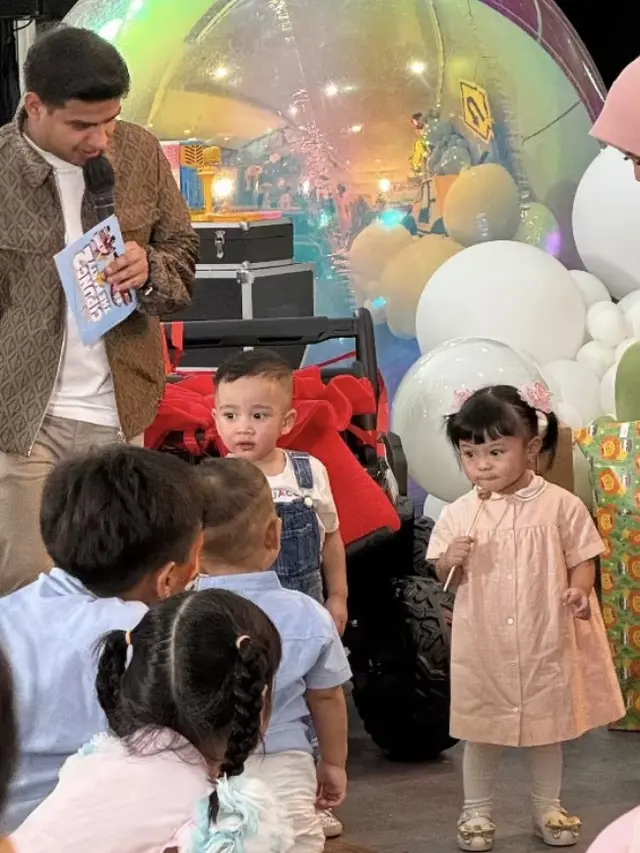 6 Potret Anak Artis Hadir di Ulang Tahun Ke-2 Rayyanza, Ameena, Kiano ...
