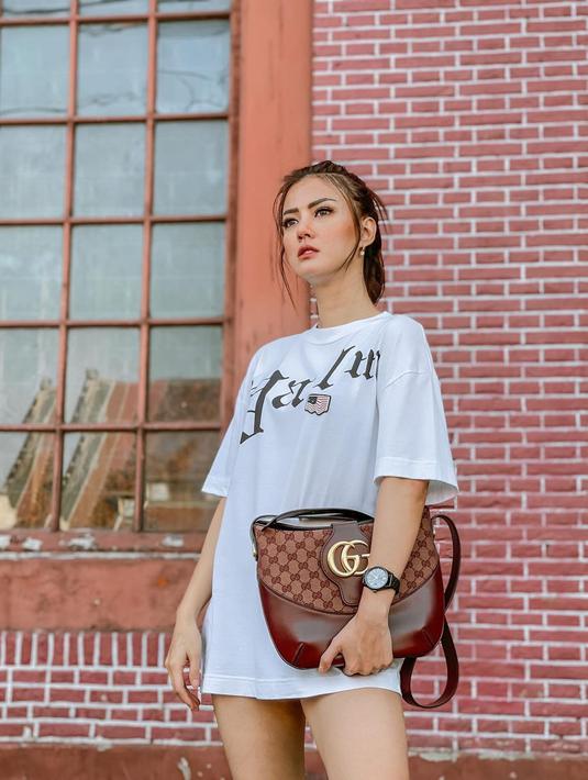 6 Gaya Kasual Nita Gunawan dengan Deretan Tas Mewah - Photo Fimela.com