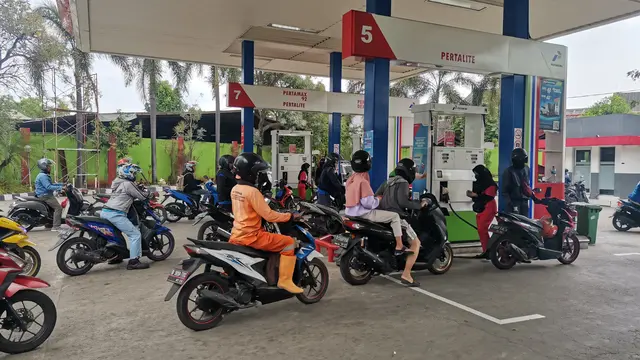Harga BBM Resmi Naik, Antrean di SPBU Mengular hingga Bikin Macet - Bisnis Liputan6.com