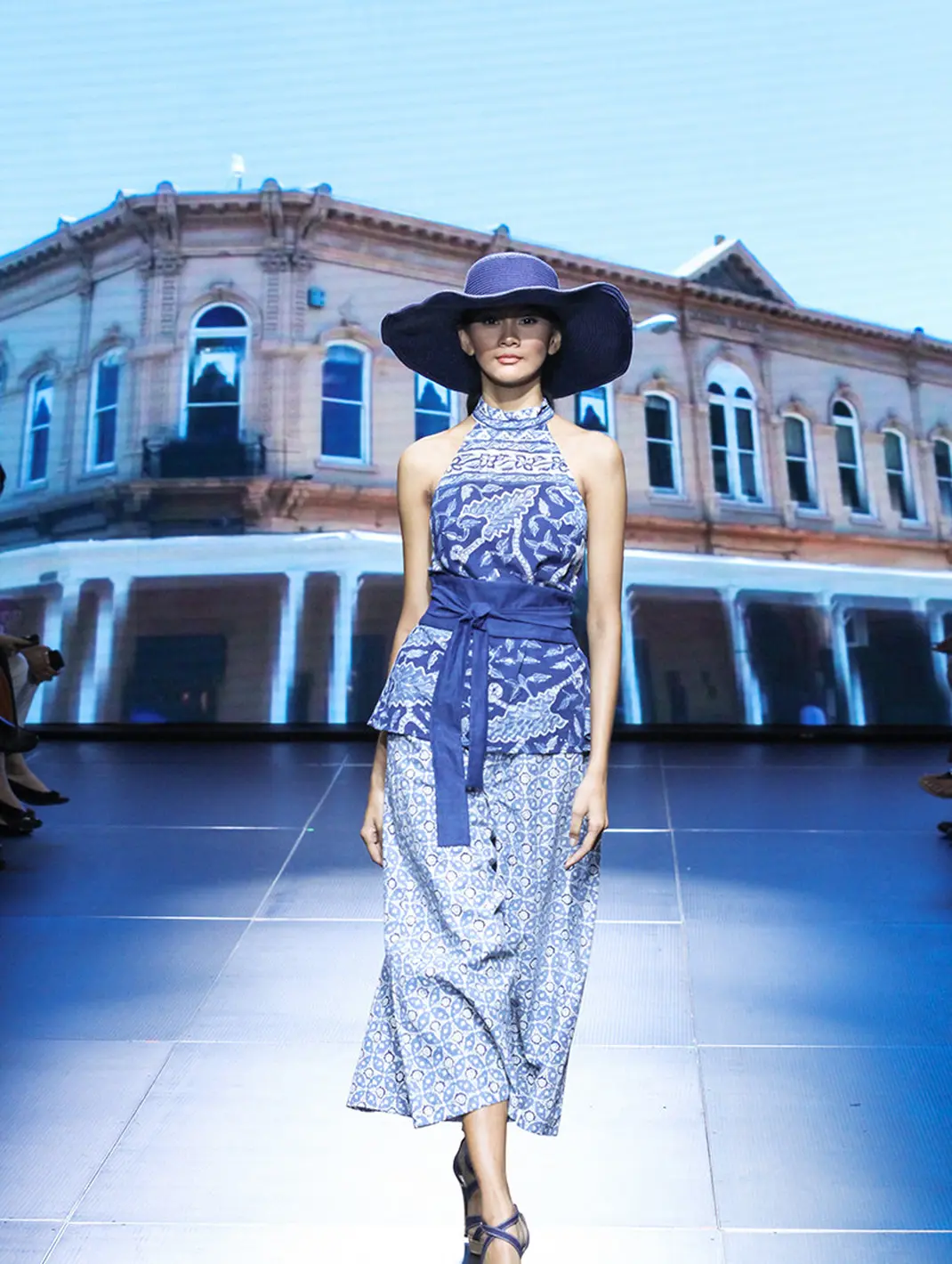 Inspirasi Gaya Liburan dengan Batik Indigo dari Galeri Batik Jawa
