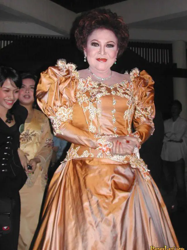 10 Potret Transformasi Mpok Atiek dari Muda hingga Kini, Perubahan ...