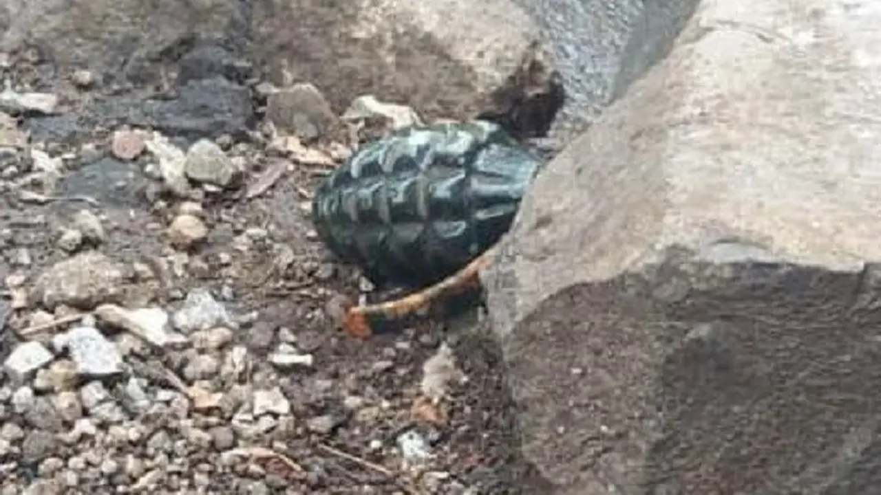 Penemuan Granat Nanas di Aliran Anak Sungai Cikapundung Bikin Geger Warga - Regional Liputan6.com