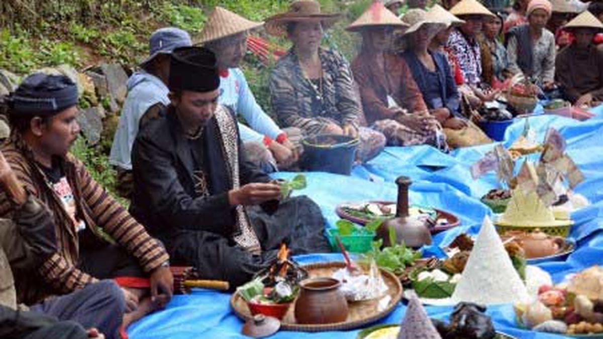 Sesepuh petani tembakau memimpin ritual Among Tebal, memohon kepada ...