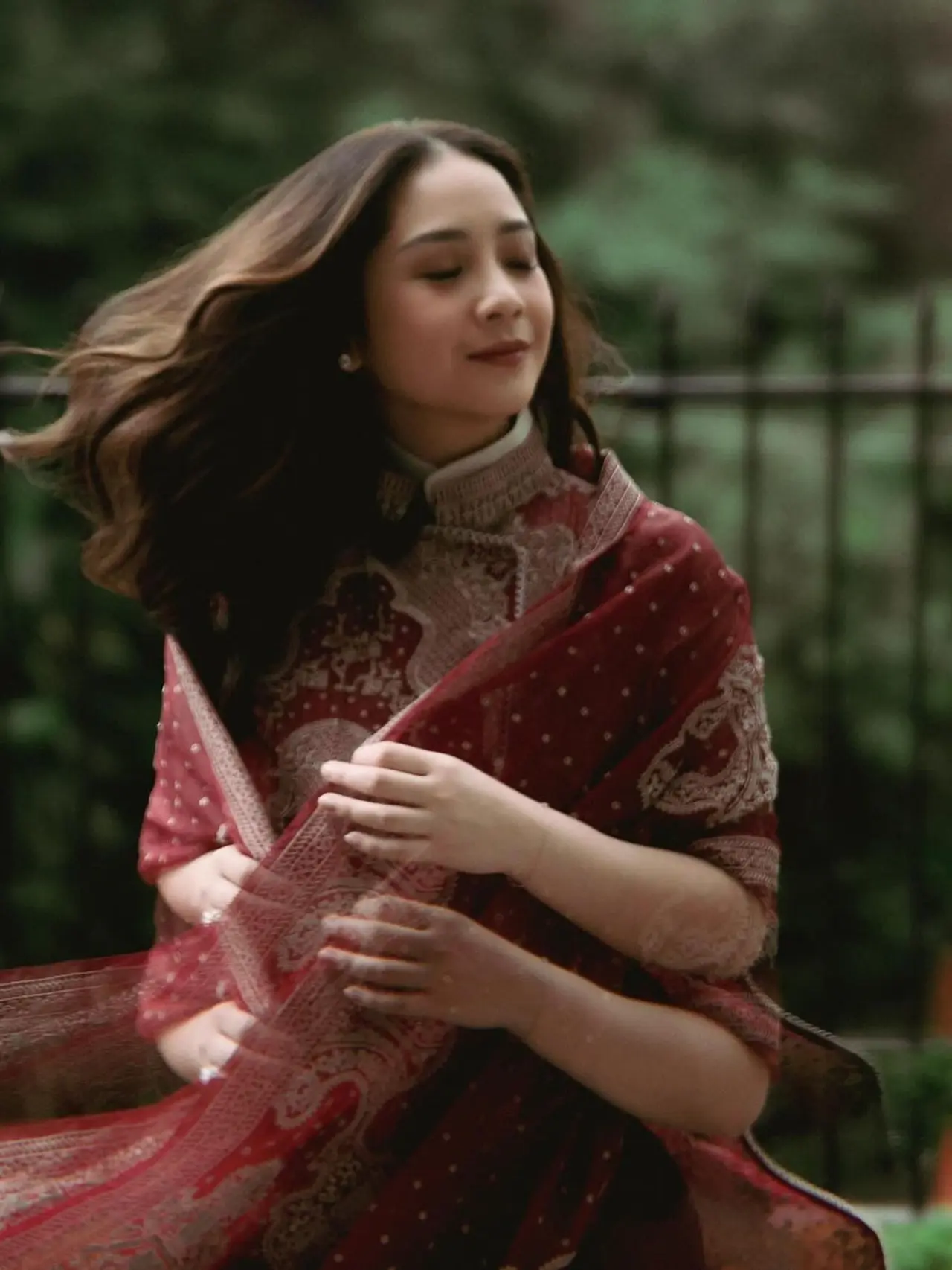 Kenakan Busana Warna Jerau, Intip Potret Nagita Slavina Cantik Elegan - Entertainment Fimela.com