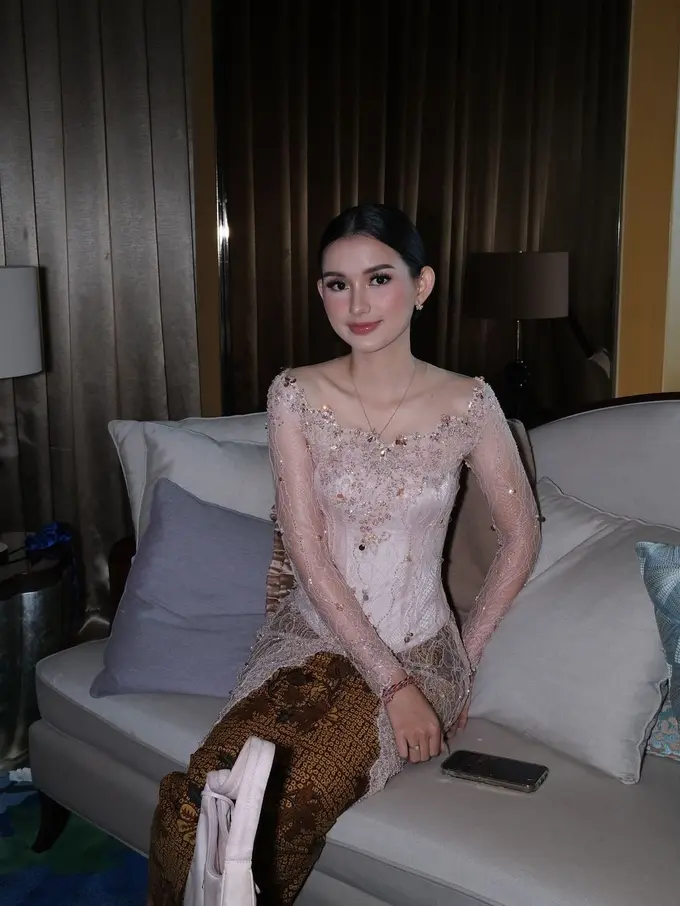 Tampil Elegan dengan Kebaya Simple, Ini Inspirasinya dari Sarah Menzel hingga Melody Laksani ...